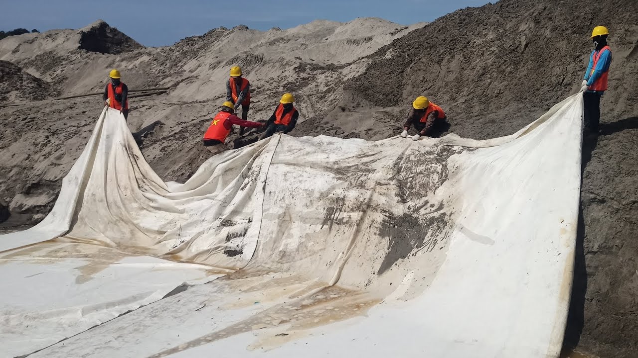 Pemasangan Geotek.. Pembangunan Talud pengaman pantai. - YouTube