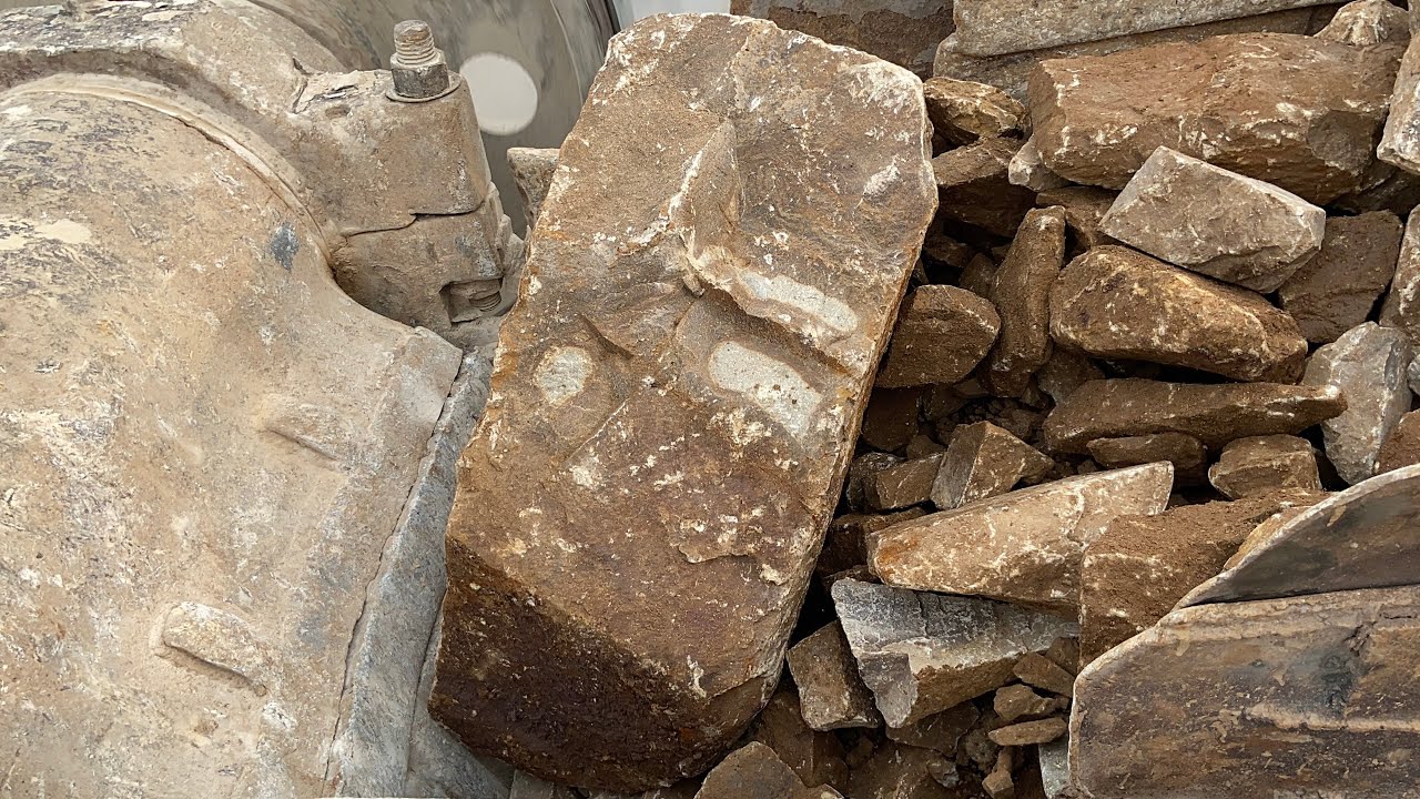 LABORES VS STUCK STONE! Watch Them Remove It with Sheer Strength ...