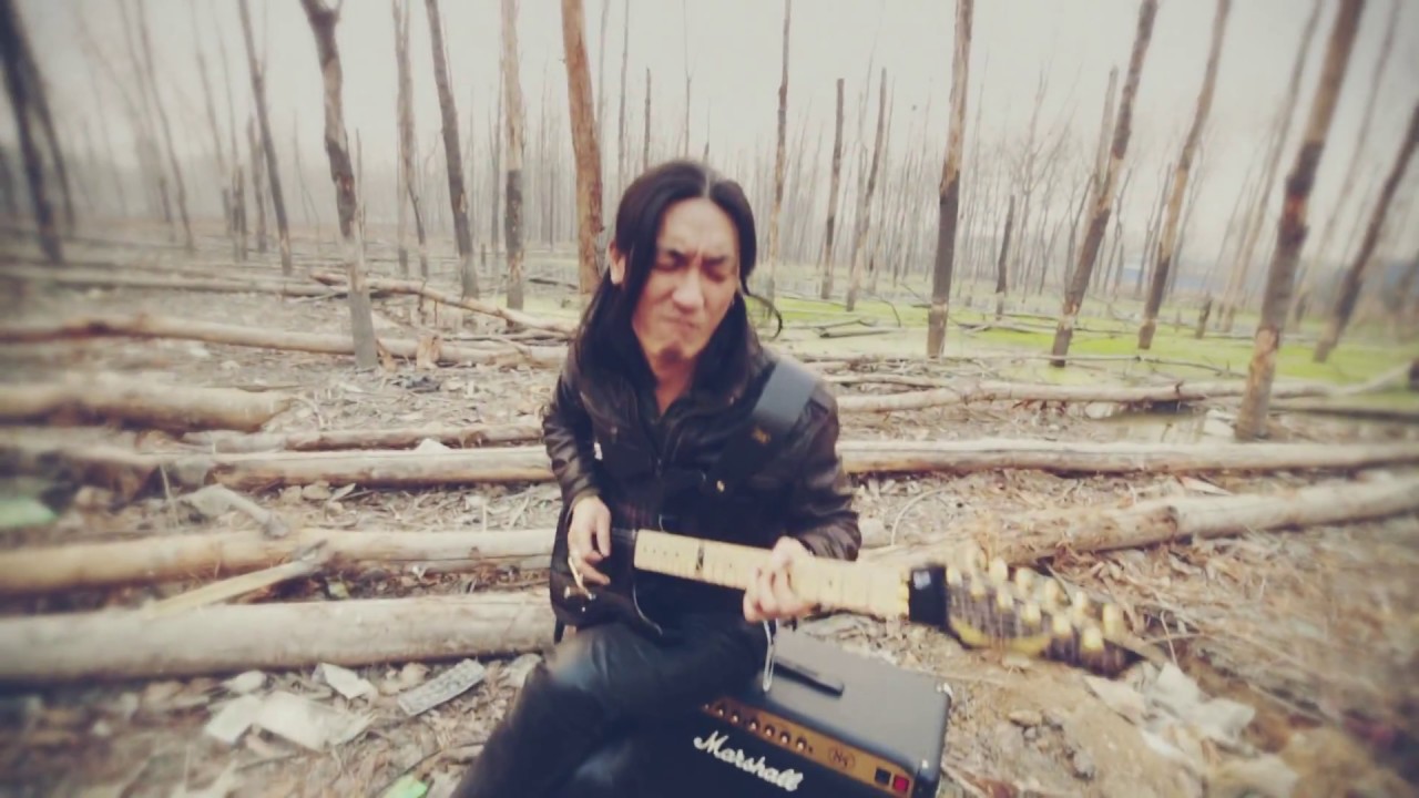 Zhang Ge, playing through a Marshall 1923 and using a Dean Vinman 2000 ...