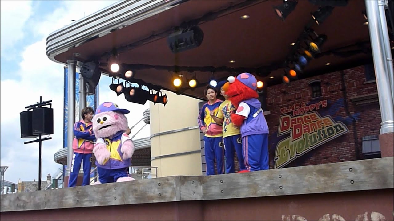 USJ ～Elmo & Moppy's Dance Dance Evolution～ - YouTube