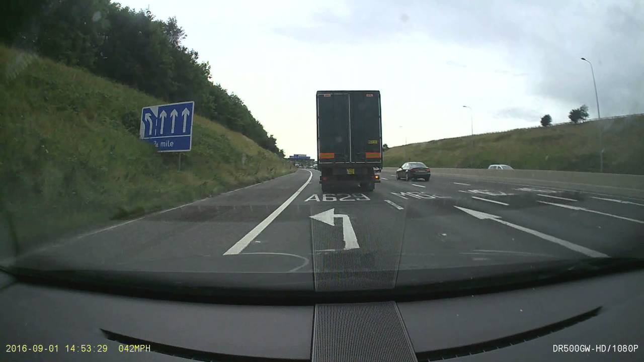 Bad Lorry drivers in UK / M62 - YouTube