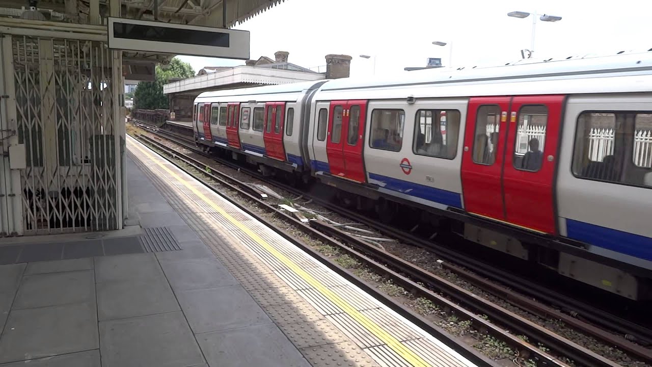 Classic District Line: D78 Stock and S7 Stock trains departing Putney ...