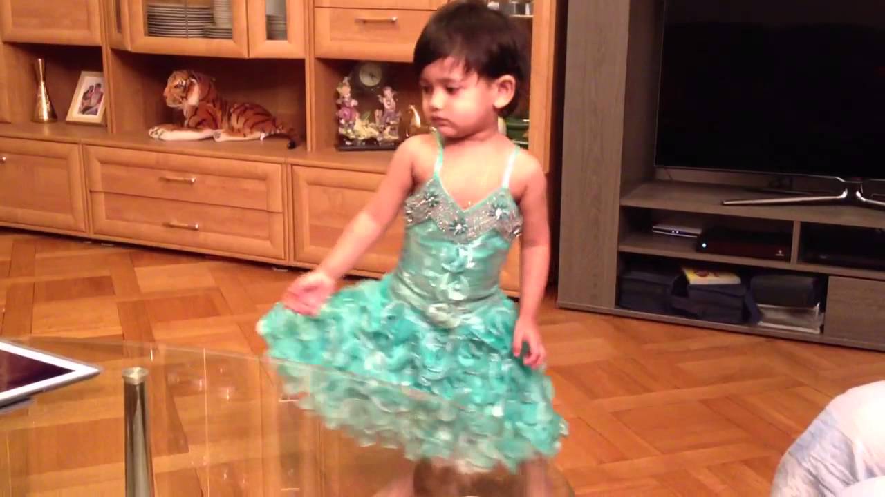 2 years old baby dancing - YouTube