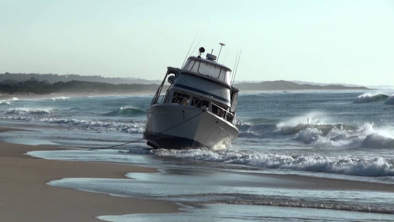 Boat stuck on the Beach - YouTube