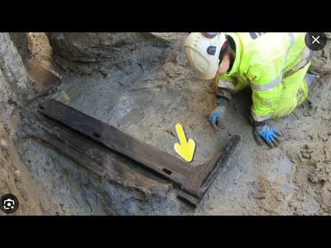 Archaeologists uncover complete Roman funerary bed in London - YouTube