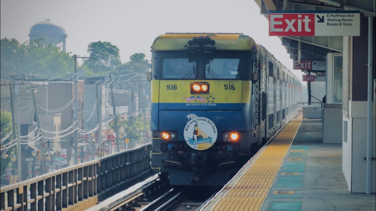LIRR Cannonball Flys Through Lindenhurst With A Horn Show - YouTube