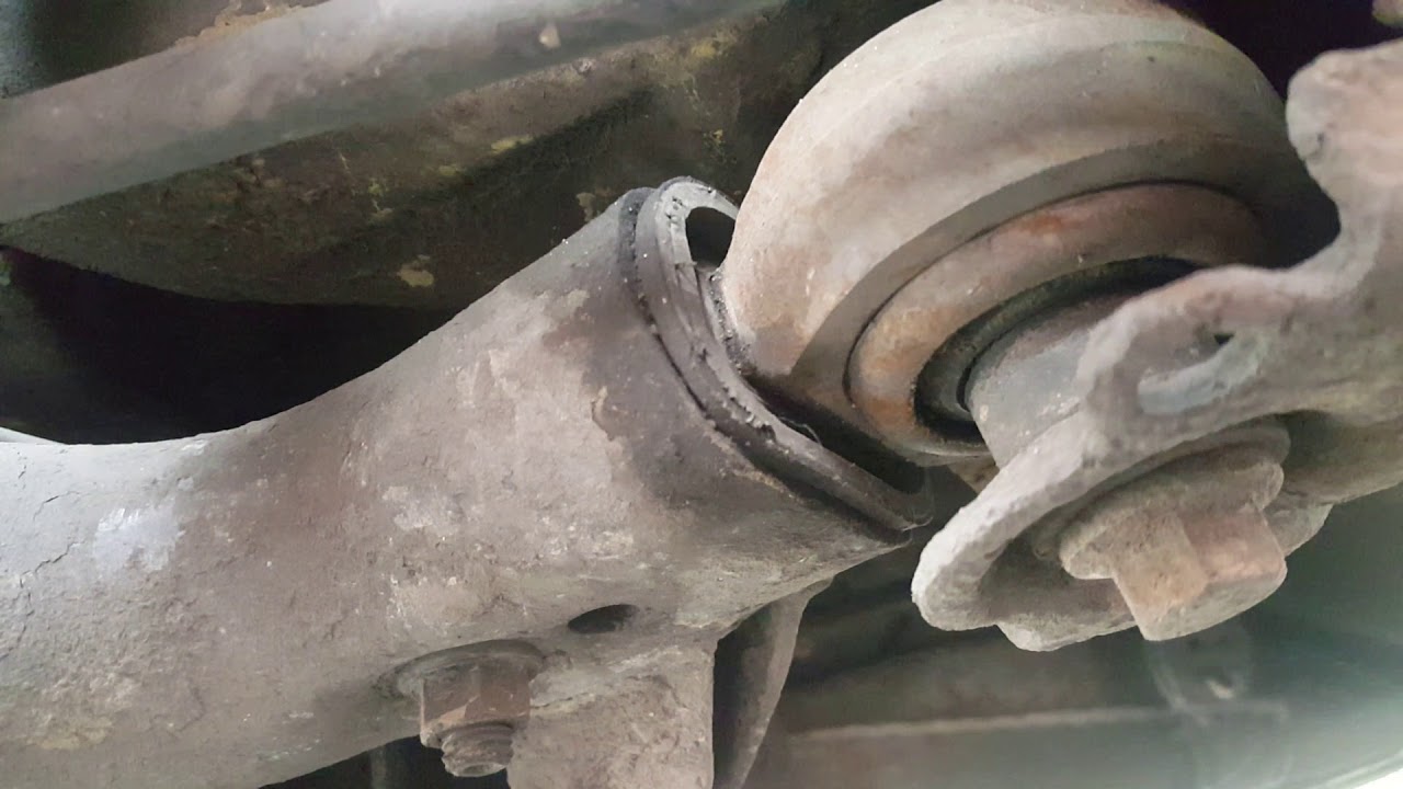 Movement in volvo 850 rear axle bushes - YouTube