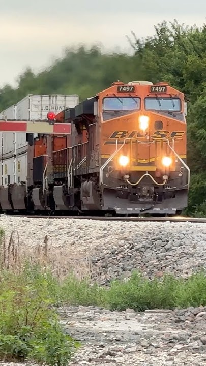 BNSF Z train flying at 65 mph!! #train #bnsfrailway #bnsftrains #bnsf - YouTube
