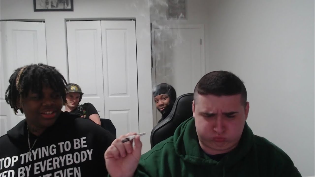 Lacy Smokes 🍃 For The First Time On Stream (Gone Wrong) - YouTube