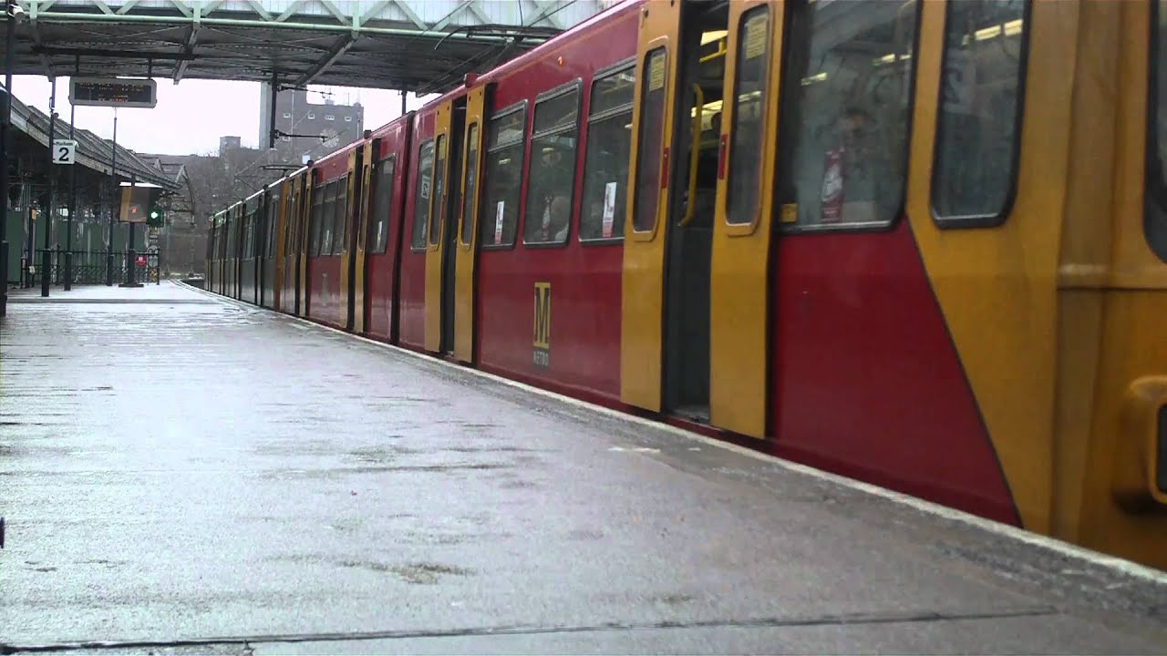Tyne and Wear Metro - Metrocars 4062 and 4082 at Tynemouth - YouTube