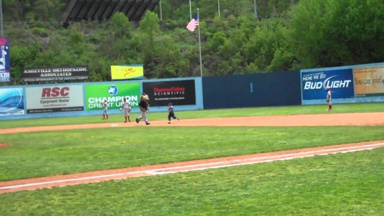 Run the Bases Race with Ted E Tourist at McCormick Field - YouTube