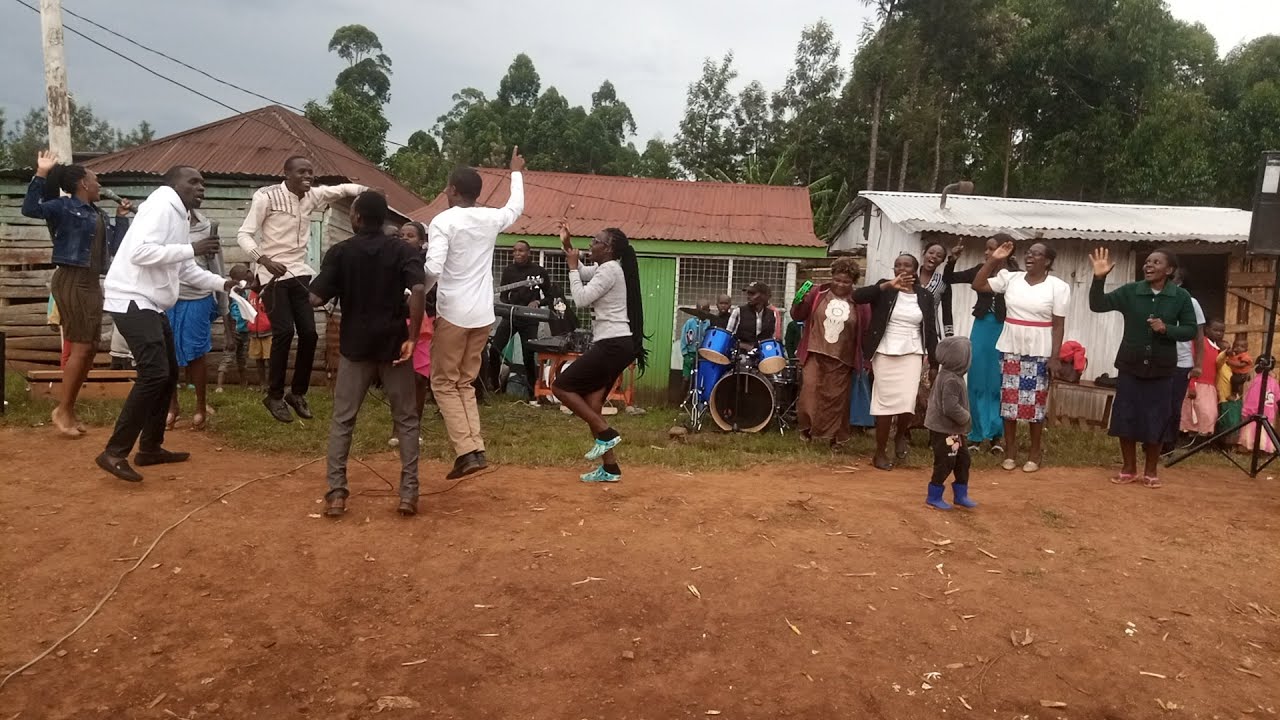 WHAT!!! Praising the Lord in the Street #Nyangori PAG #Bondo KMTC ...