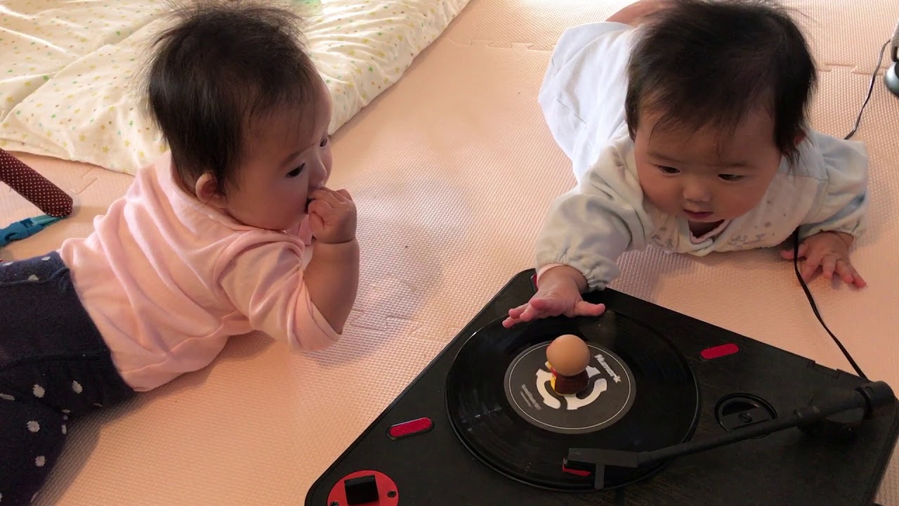 Babies scratching first time! #AETVLOG - YouTube