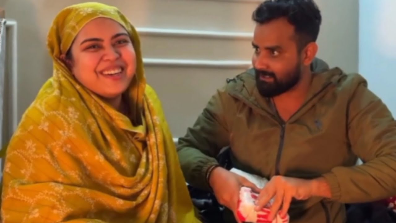 Saba ne Sunny ko diya birthday gift 😁 Sunny gift dhehk khush ho geya 💖 ...