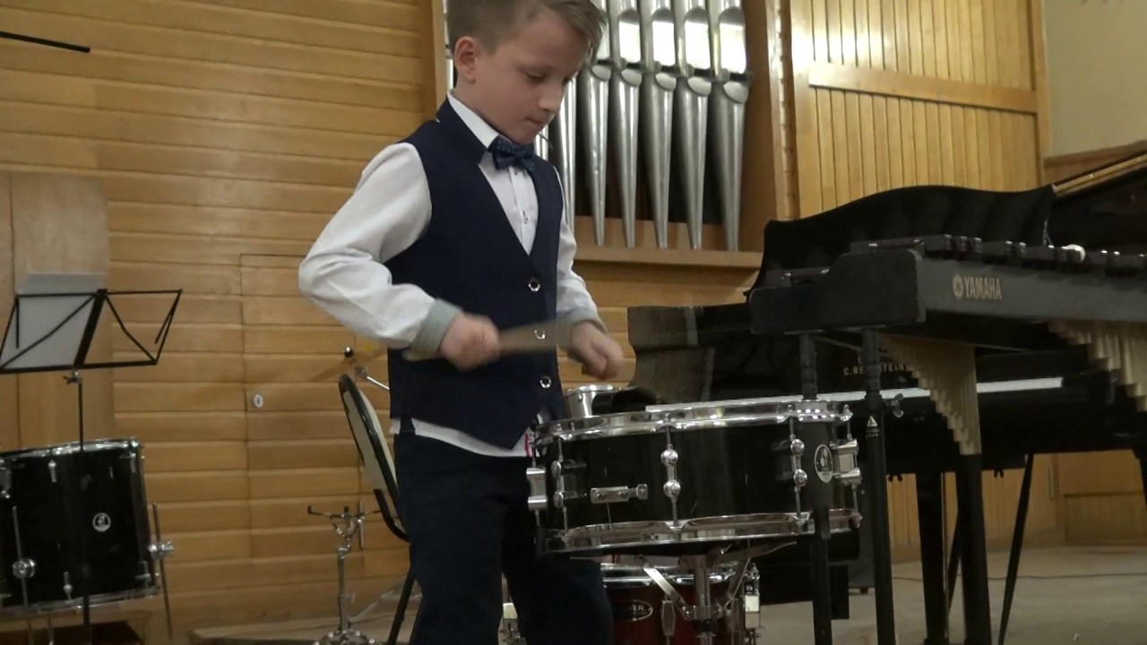 9 years old boy drummer Lyonya Shilovsky plays snare drum like an adult ...