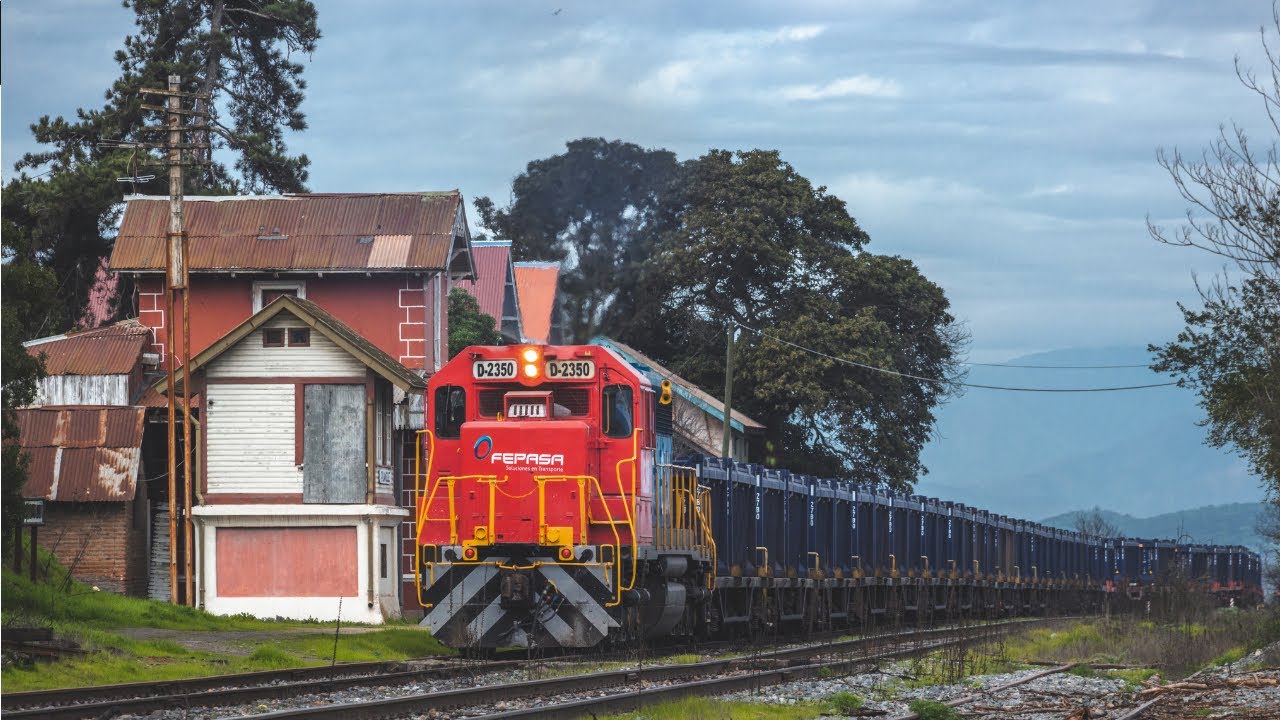 Persiguiendo la locomotora D-2350 con el nuevo tren minero de Fepasa ...