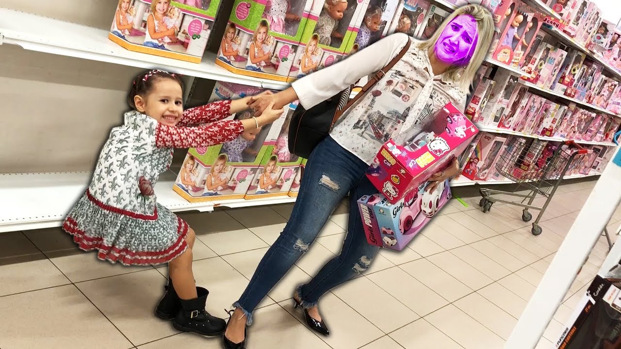 MamÃe E Filha Brincando Na Loja De Brinquedos Youtube