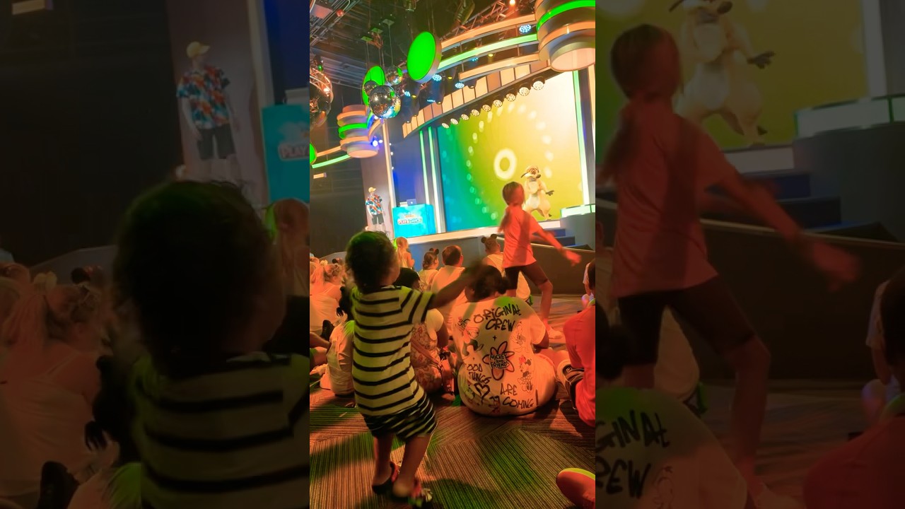 Timons Dance Party in Disney World! 🤩 #disney #waltdisneyworld #timonandpumbaa - YouTube