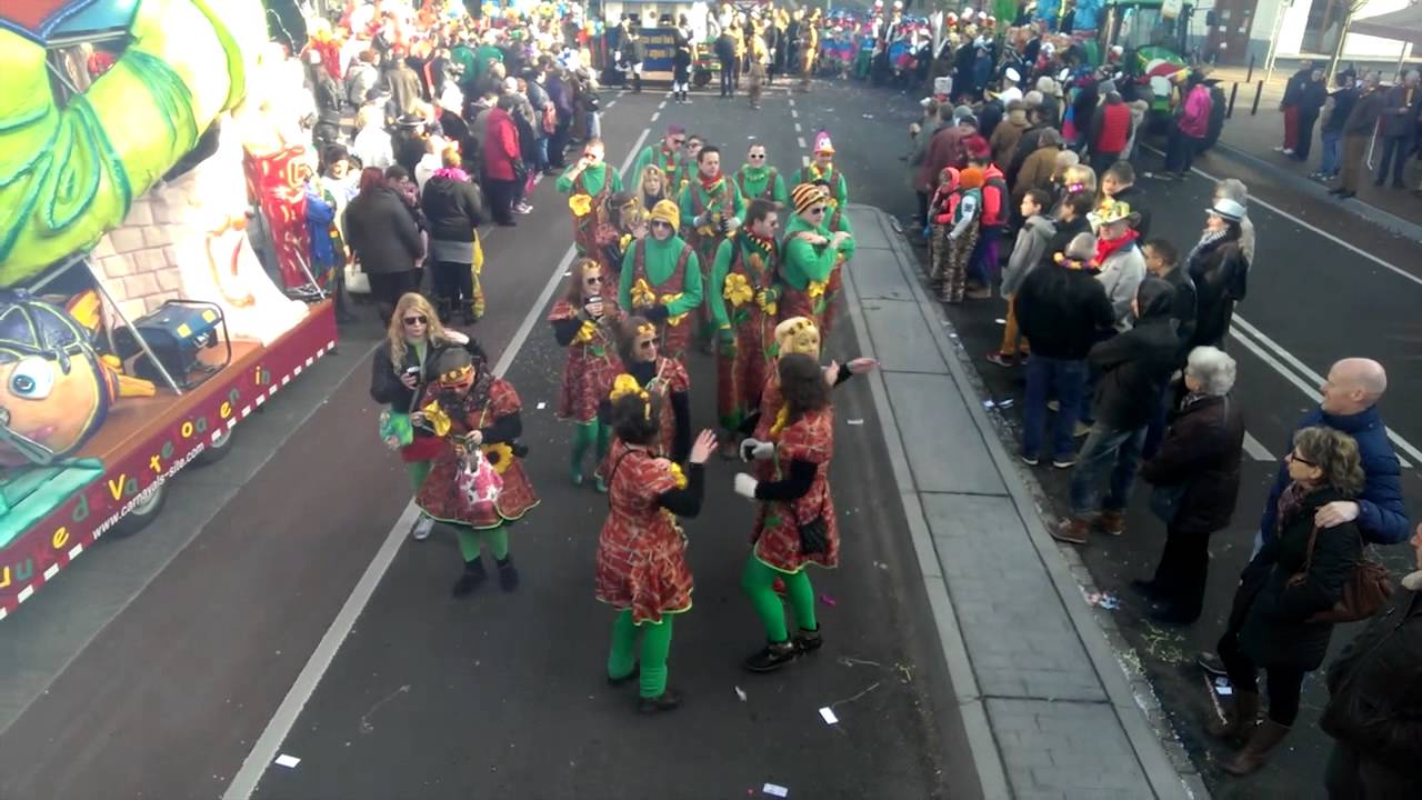 Ezer Sjnake | Optocht Vaals (Macarena) - Carnaval 2015 - YouTube