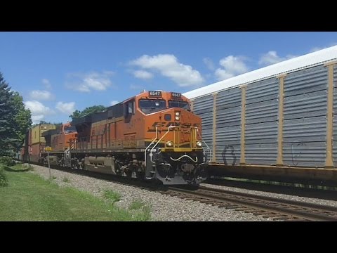 BNSF 6579 Auto Racks Meets BNSF 6547 Stack Train - YouTube