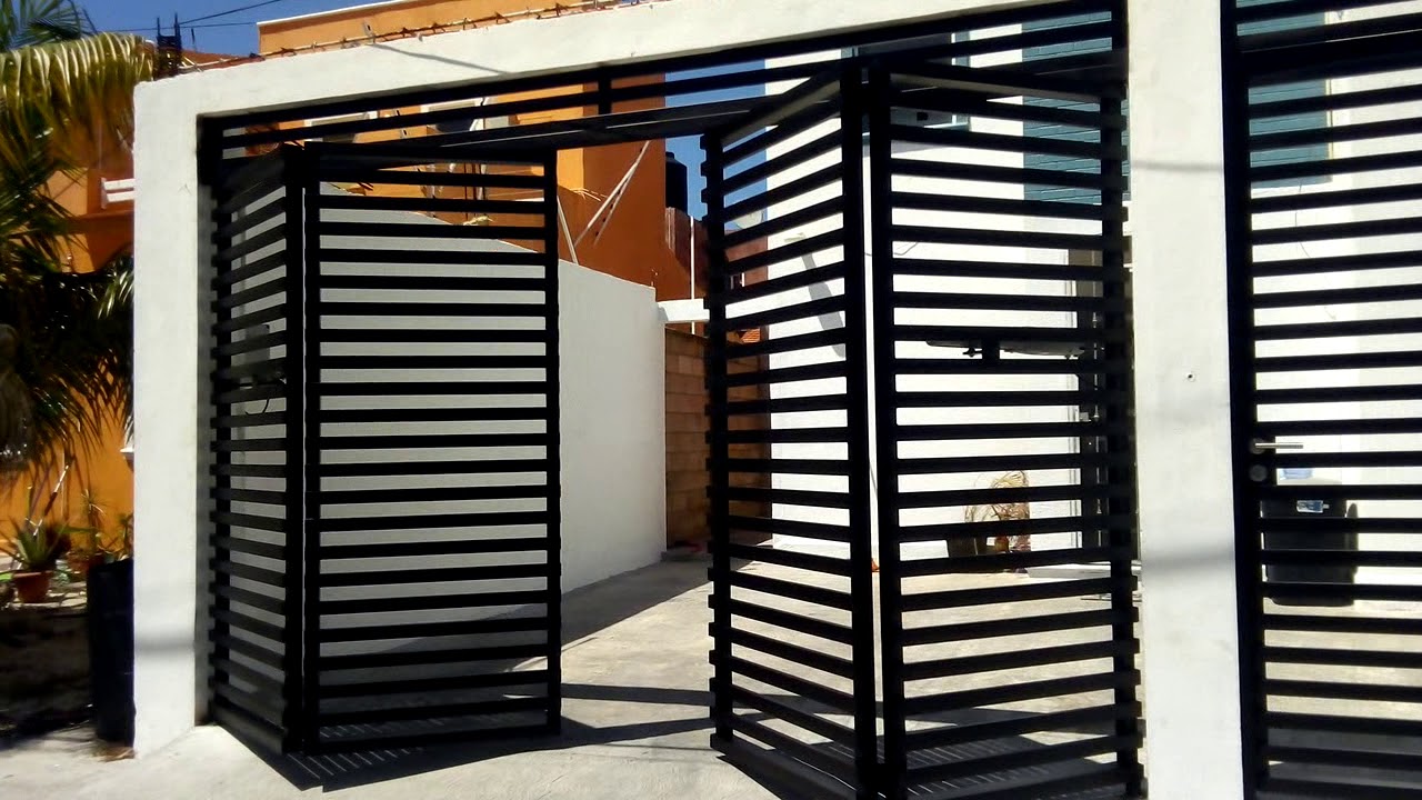 Portón plegadizo en cuatro hojas, automatizado con equipos de brazo ...