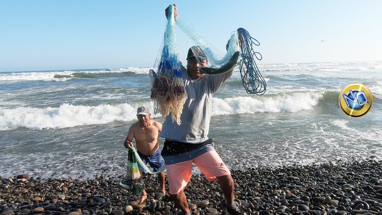 Así se pesca con atarraya en mar Agitado - YouTube