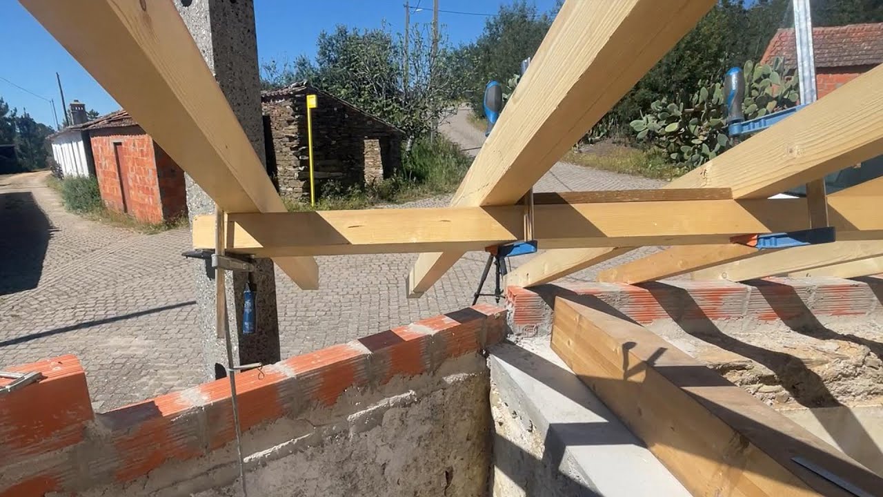 S3E12: FLOATING RAFTERS ON THE CRACKY CORNER - DIY PORTUGAL - YouTube