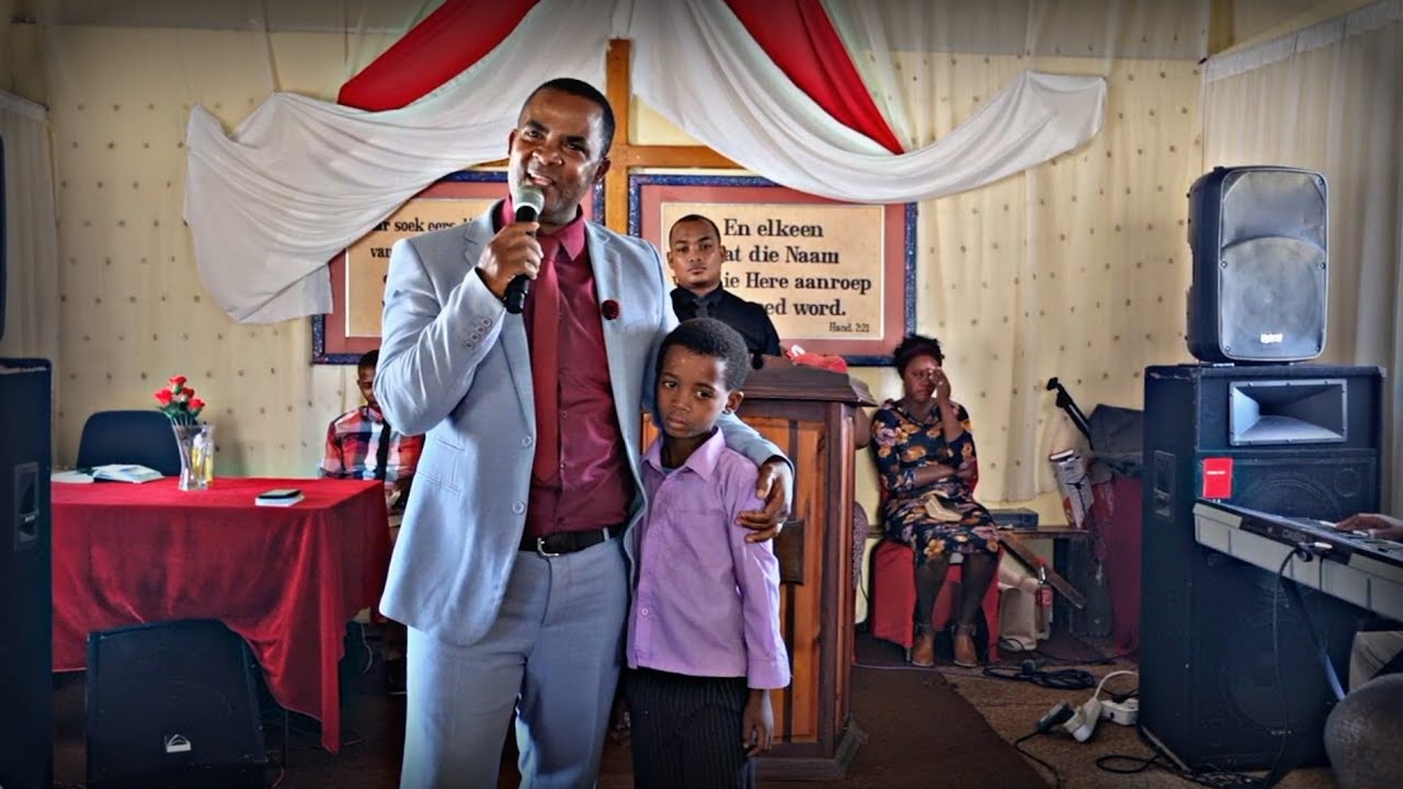 Pastor Christie Hendricks - Ek is met jou - YouTube
