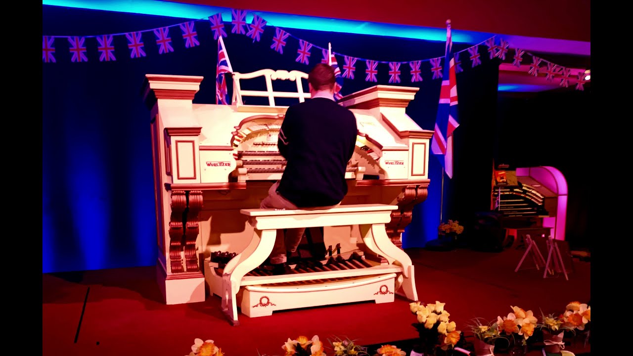 Christian Cartwright at the Grange Collection WurliTzer - YouTube