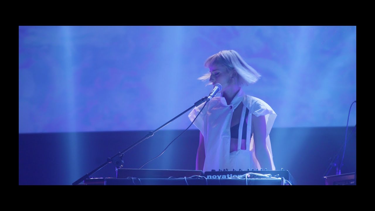 Fenna Frei - Lotus Flower #Radiohead @CarasyCaretas (2018) - YouTube