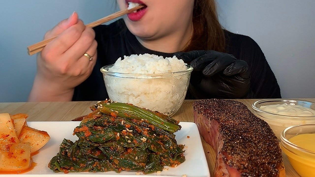 ASMR 훈제통삼겹과 갓김치에 고봉밥! Smoked pork belly, God Kimchi & A lot of Rice ...