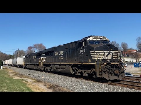 NS 8015 leads a fast 15R at fort mill with a very friendly crew! 3-1-2022 - YouTube