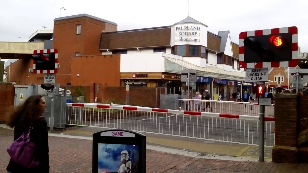 Poole Level Crossing 18/11/2015 - YouTube
