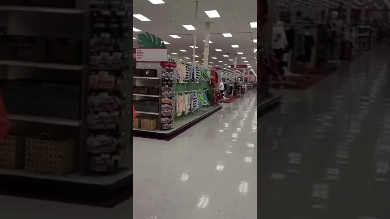 Sexy girl farts in store - YouTube