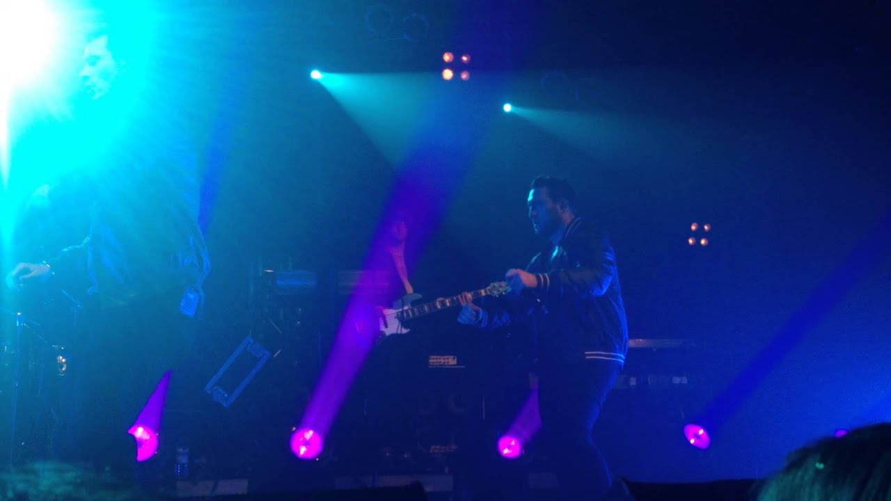 Blue -Too Close (Roulette Tour) - YouTube