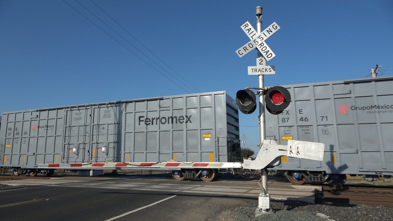 UP 8330 North - Armstrong Rd. Railroad Crossing - Manifest Freight ...