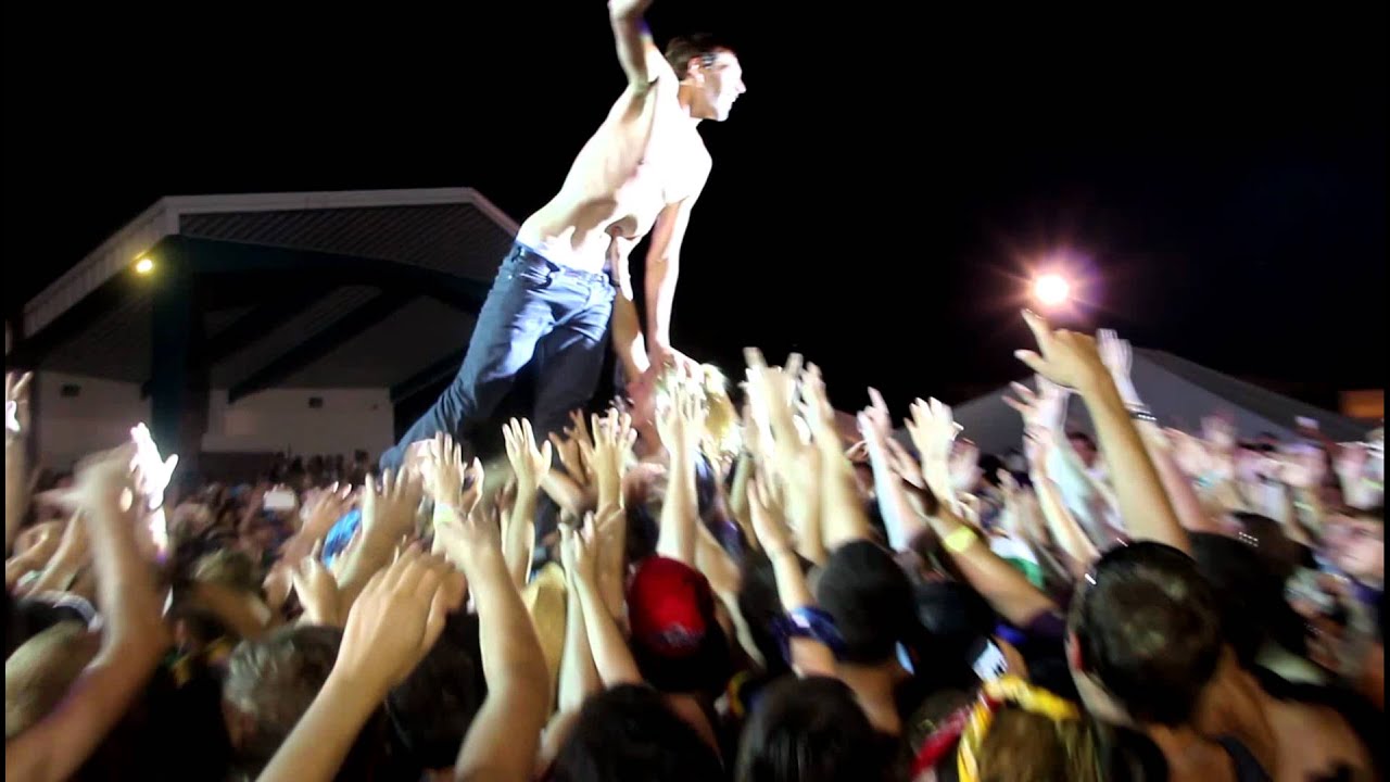 Matisyahu Crowd Dive - YouTube