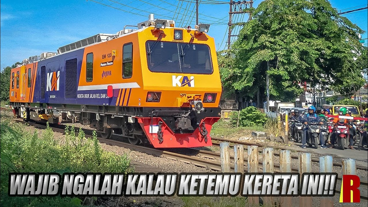 Wajib Ngalah Kalau Ketemu Kereta Ini! Moment Kereta Api Mutiara Selatan ...