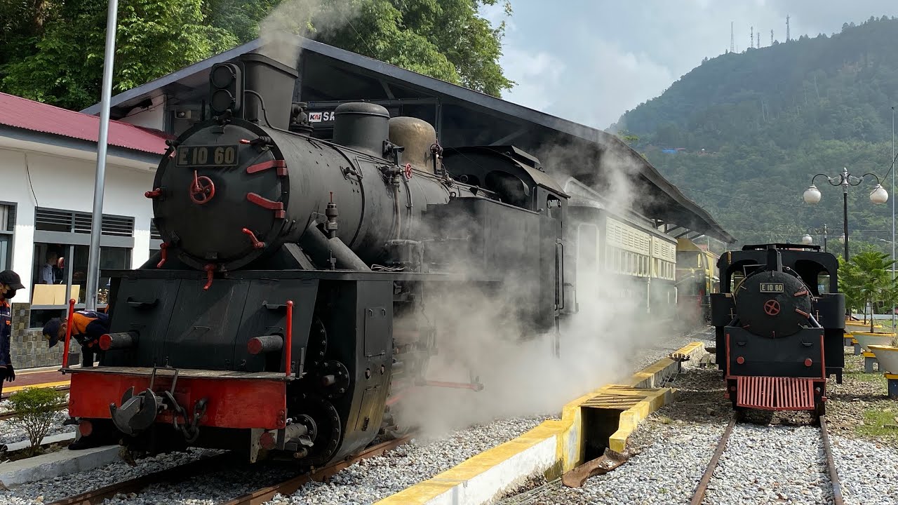 SATU-SATU KERETA API WISATA DI SUMATERA, KAWIS MAK ITAM - YouTube