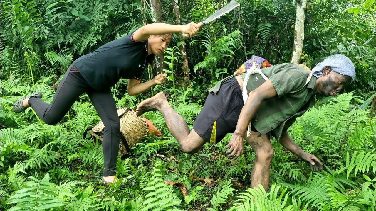 Harvesting natural fruits robbed by bad guys in the forest, too ...