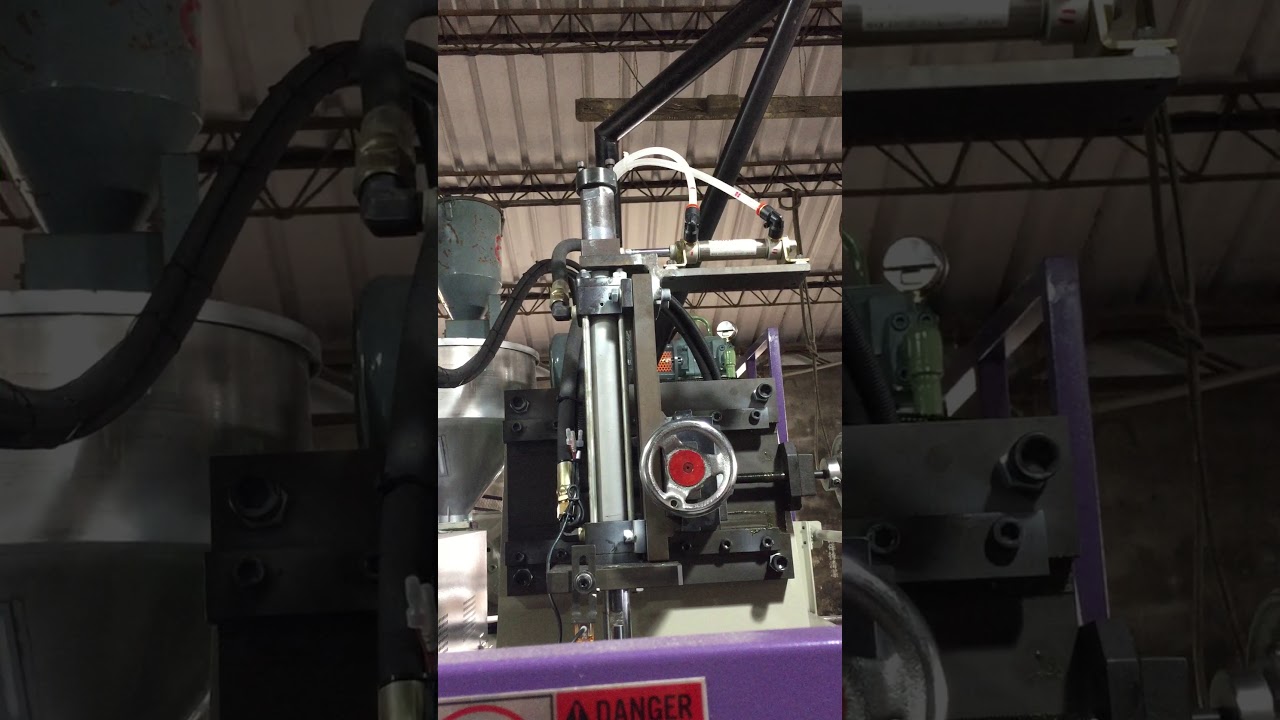 ADM-75SM with MOOG parison control - YouTube