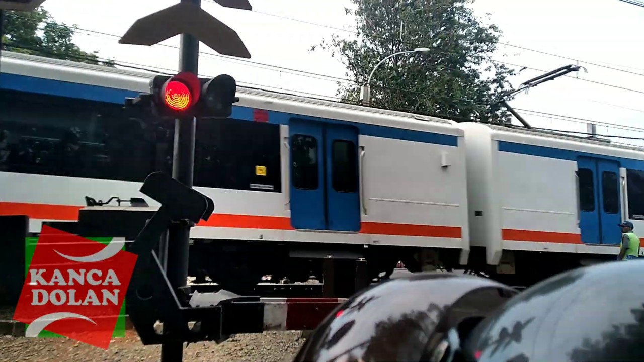 Kereta Api KRL Bandara di Stasiun Poris Tangerang - YouTube