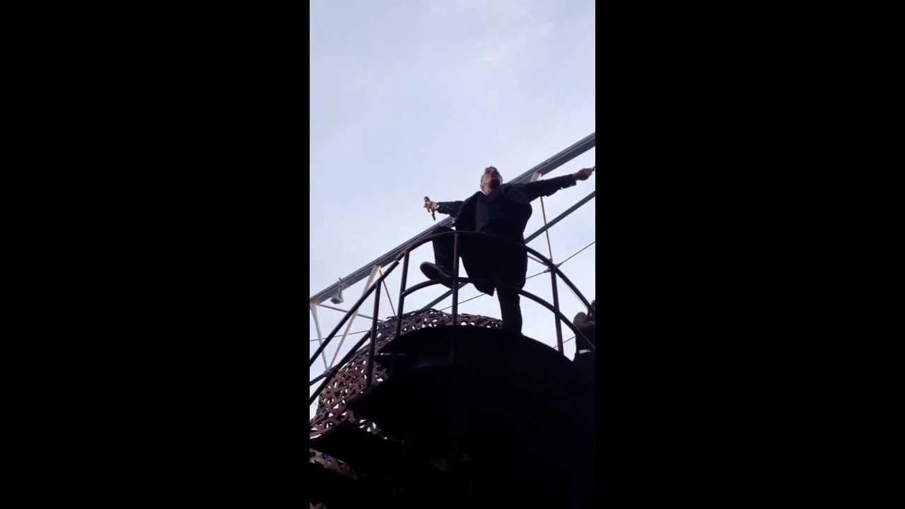 Robbie Williams dropping his microphone at Wembley! 30/06/13 - YouTube