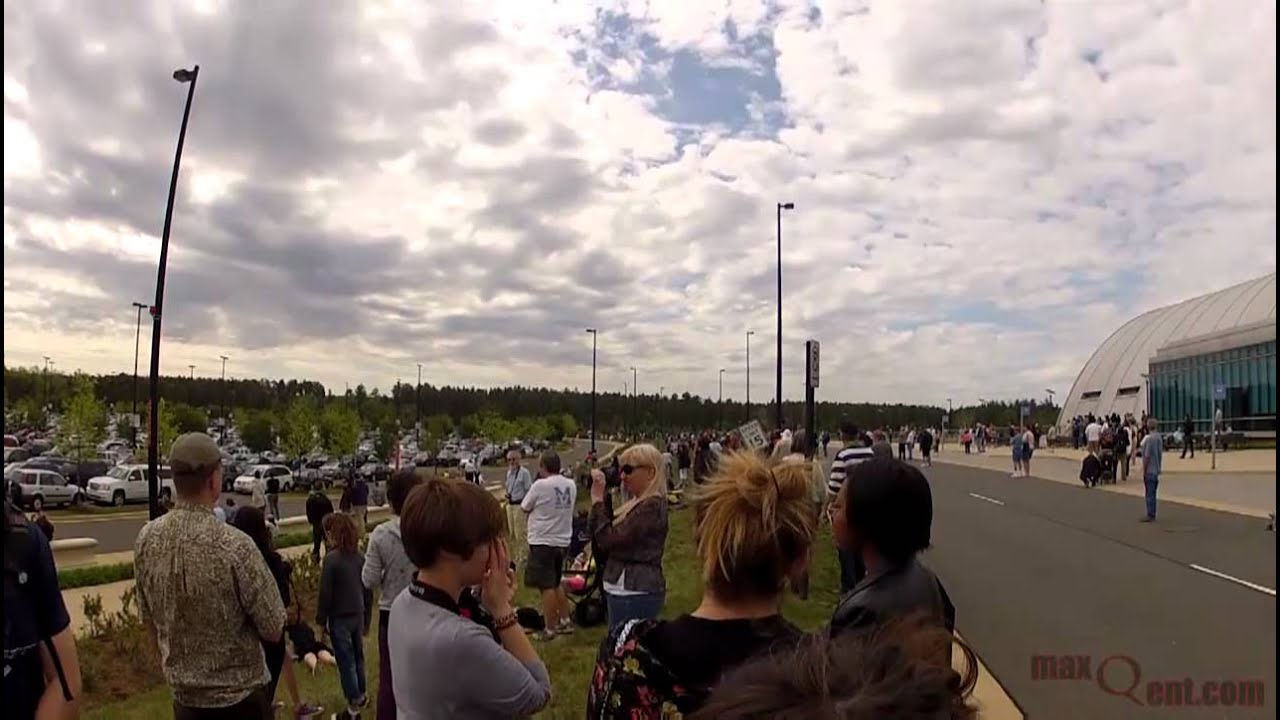 Space Shuttle Discovery Arrives at Dulles (Geoff's Camera) - YouTube