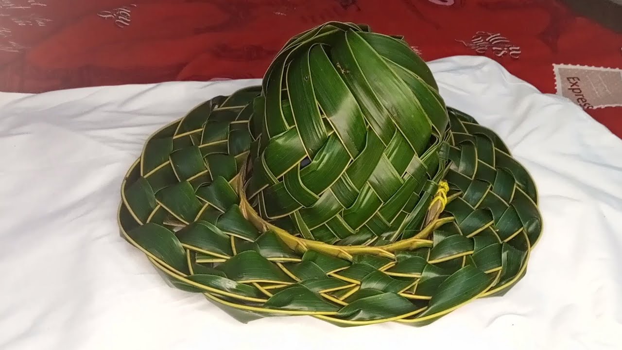 Tutorial buat topi dari janur daun kelapa - YouTube