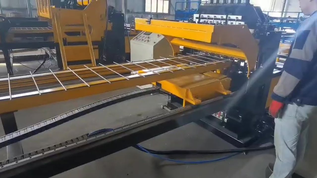 fully automatic welded wire mesh making machine - YouTube