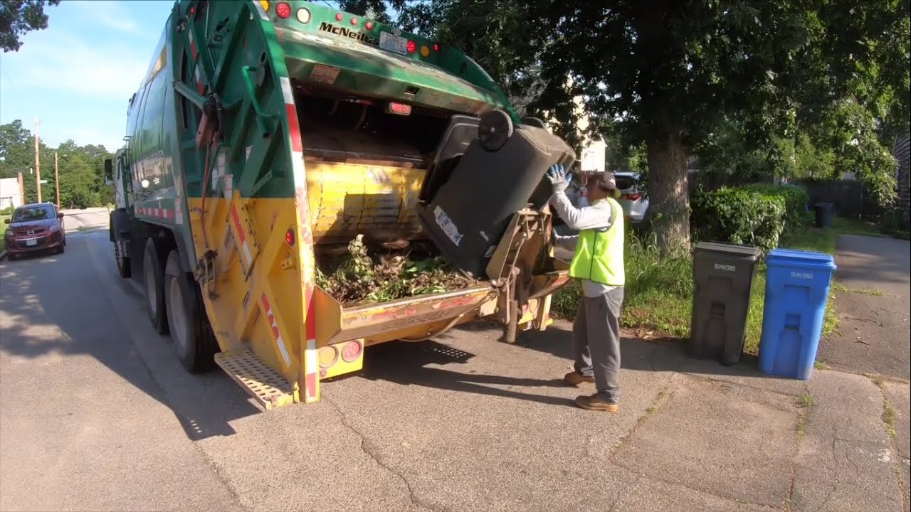 WM rear loader 311685 packing yard waste early in the morning - YouTube