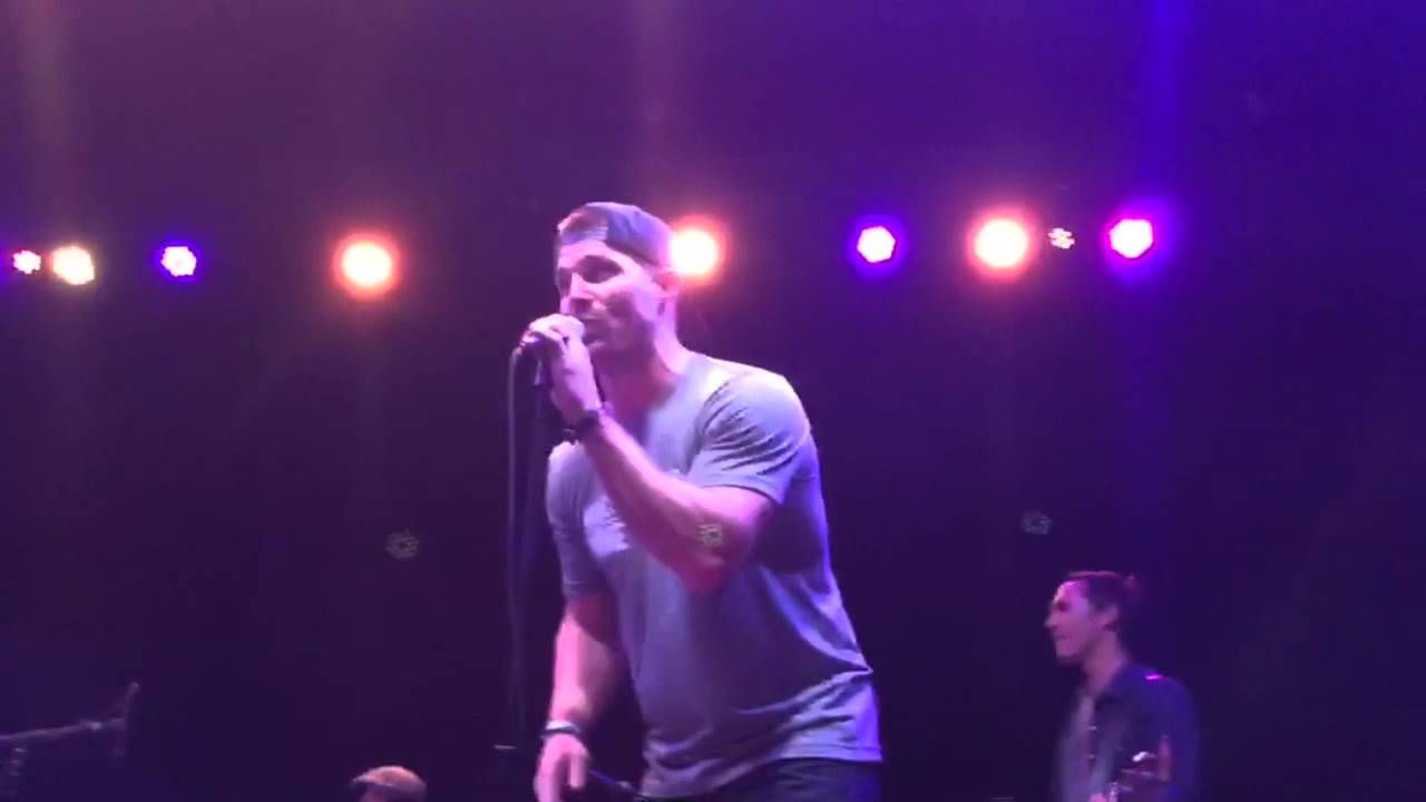 Stephen Amell singing under the sea - YouTube