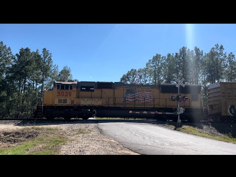 UP 5029 leads an eastbound manifest - YouTube