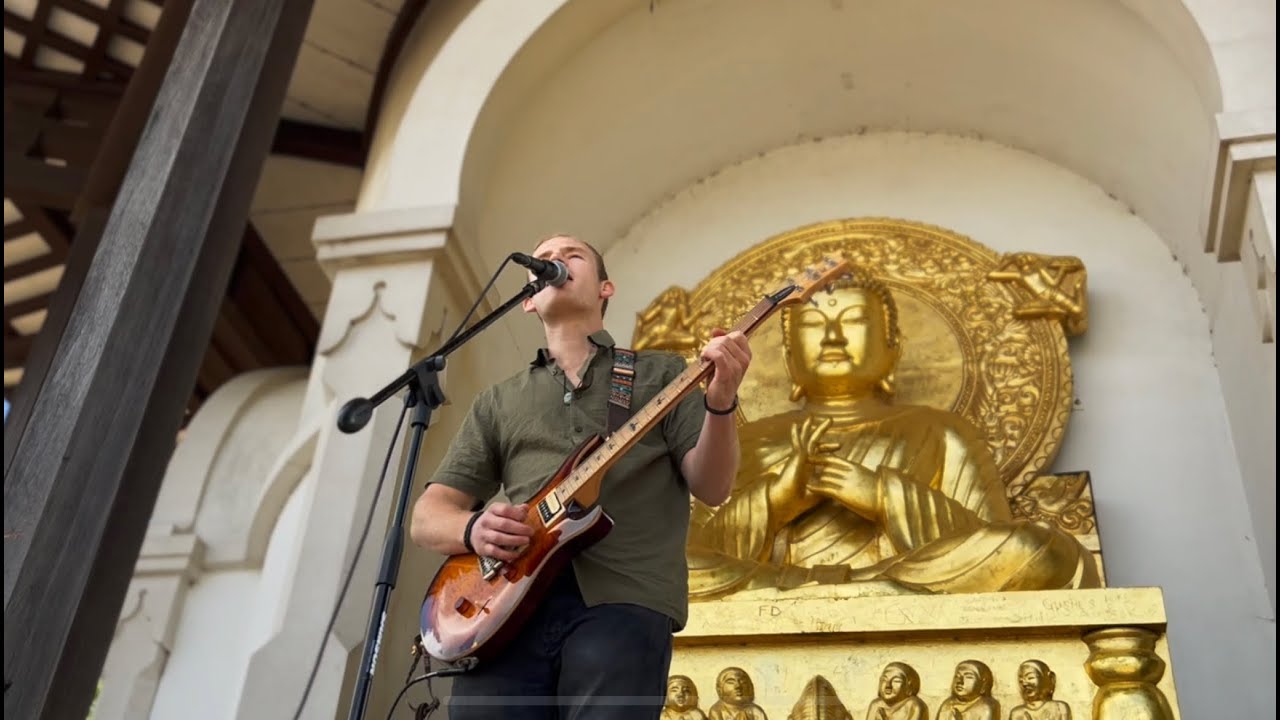 Jordan Arts- Living Now (Official Live Video) - YouTube